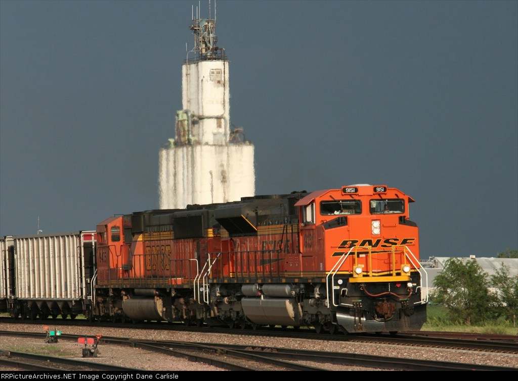 BNSF 9151 is out running another one of them green clouds... And so am I...